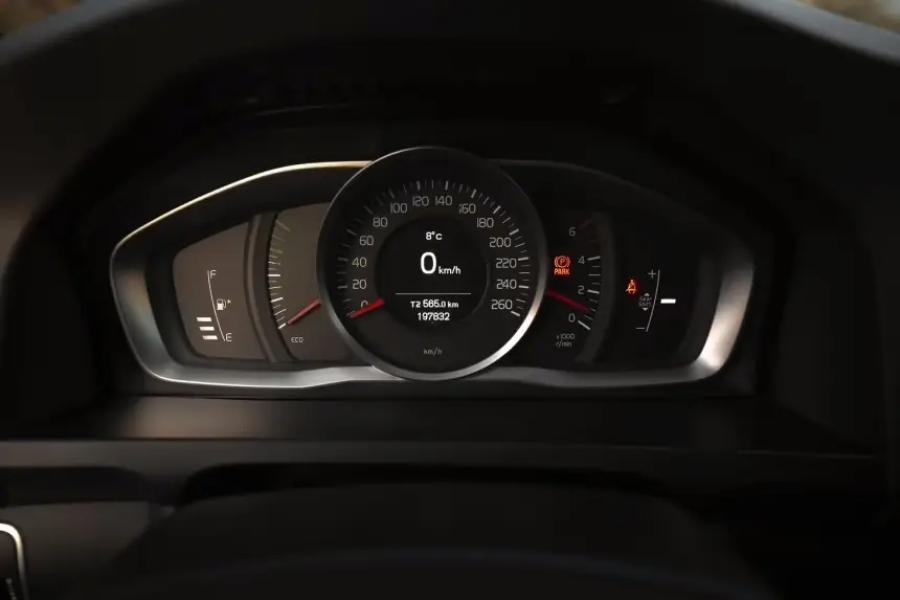 Balts Volvo V60 2014 Jelgava, ar dzinēja tilpumu 1.60 L un nobraukumu 198 tūkst. km par 6600 €, foto 12 vietnē AUTOMOTO.COM.LV