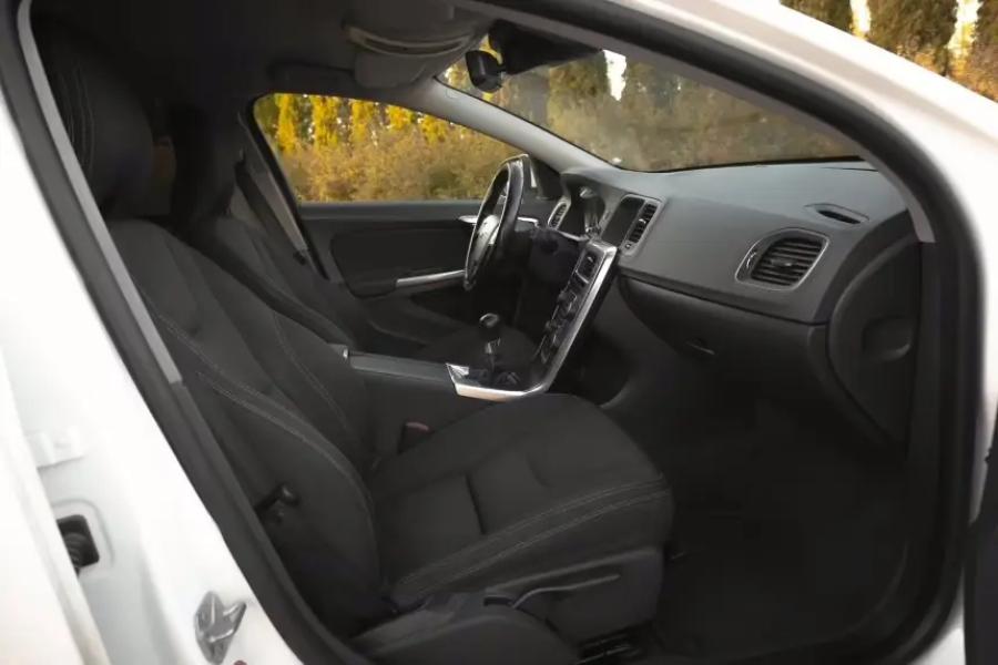 Balts Volvo V60 2014 Jelgava, ar dzinēja tilpumu 1.60 L un nobraukumu 198 tūkst. km par 6600 €, foto 13 vietnē AUTOMOTO.COM.LV
