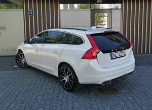 White Volvo V60 2014 in Riga, with an engine capacity of 2.40 L and mileage of 216 thousand km for 12490 €, photo 3 on AUTOMOTO.COM.LV
