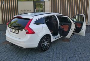 White Volvo V60 2014 in Riga, with an engine capacity of 2.40 L and mileage of 216 thousand km for 12490 €, photo 4 on AUTOMOTO.COM.LV