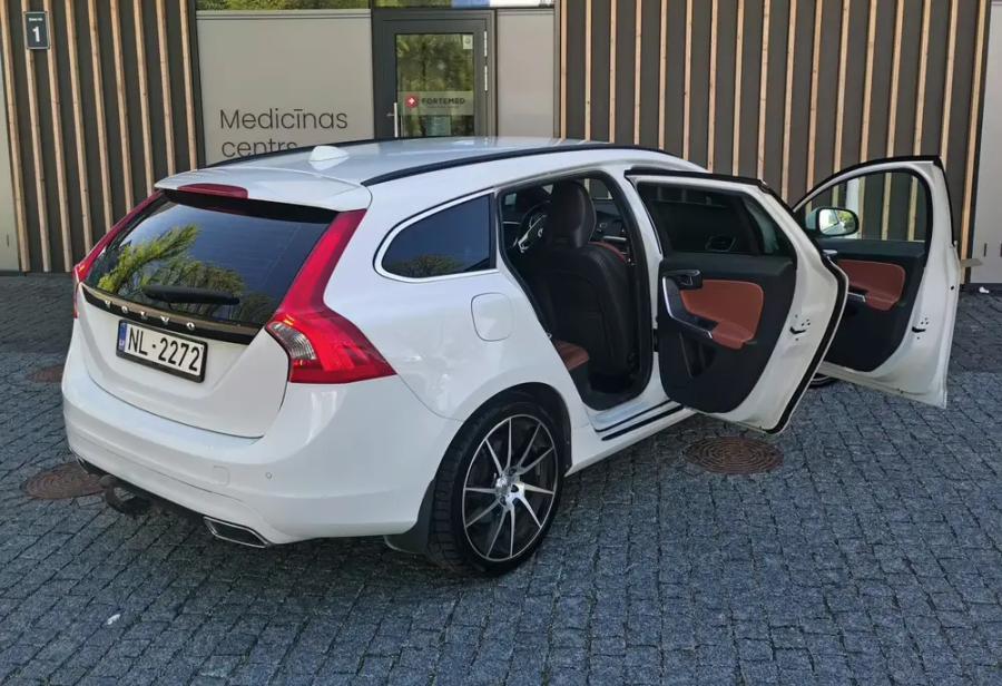 White Volvo V60 2014 in Riga, with an engine capacity of 2.40 L and mileage of 216 thousand km for 12490 €, photo 4 on AUTOMOTO.COM.LV
