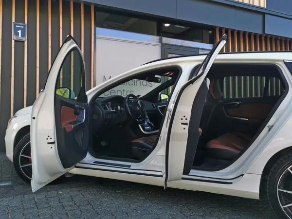 Balts Volvo V60 2014 Rīga, ar dzinēja tilpumu 2.40 L un nobraukumu 216 tūkst. km par 12490 €, foto 4 vietnē AUTOMOTO.COM.LV