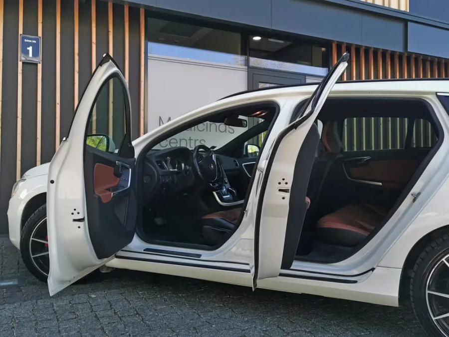 White Volvo V60 2014 in Riga, with an engine capacity of 2.40 L and mileage of 216 thousand km for 12490 €, photo 5 on AUTOMOTO.COM.LV