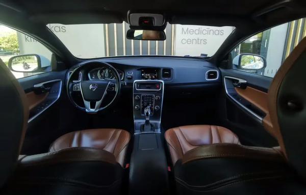 Balts Volvo V60 2014 Rīga, ar dzinēja tilpumu 2.40 L un nobraukumu 216 tūkst. km par 12490 €, foto 5 vietnē AUTOMOTO.COM.LV