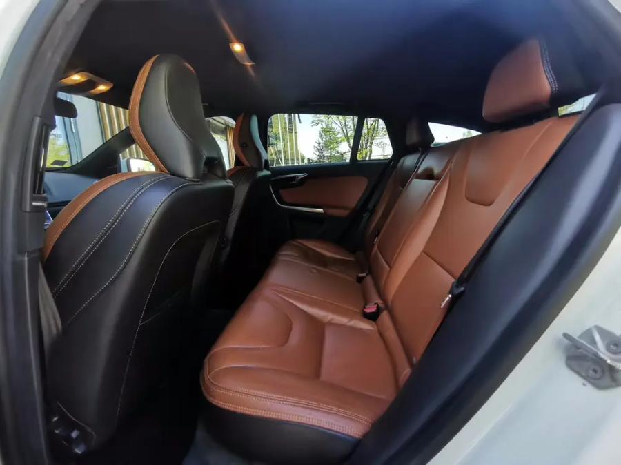 White Volvo V60 2014 in Riga, with an engine capacity of 2.40 L and mileage of 216 thousand km for 12490 €, photo 8 on AUTOMOTO.COM.LV