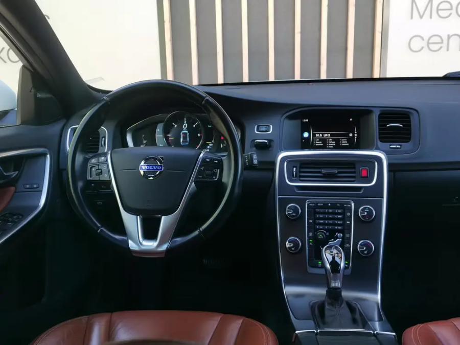 White Volvo V60 2014 in Riga, with an engine capacity of 2.40 L and mileage of 216 thousand km for 12490 €, photo 9 on AUTOMOTO.COM.LV