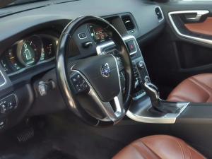 White Volvo V60 2014 in Riga, with an engine capacity of 2.40 L and mileage of 216 thousand km for 12490 €, photo 10 on AUTOMOTO.COM.LV