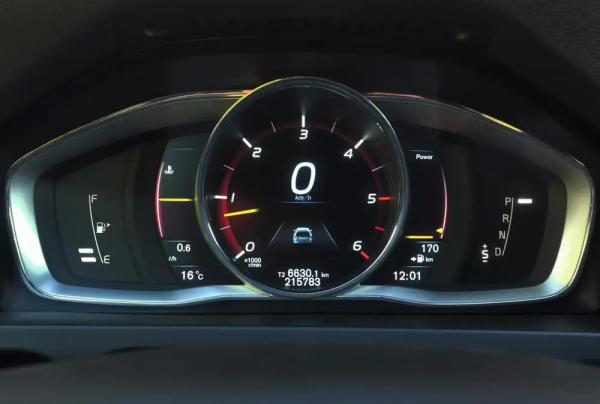 Balts Volvo V60 2014 Rīga, ar dzinēja tilpumu 2.40 L un nobraukumu 216 tūkst. km par 12490 €, foto 10 vietnē AUTOMOTO.COM.LV