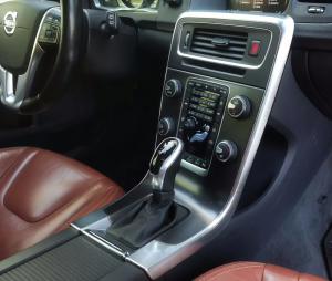 White Volvo V60 2014 in Riga, with an engine capacity of 2.40 L and mileage of 216 thousand km for 12490 €, photo 14 on AUTOMOTO.COM.LV