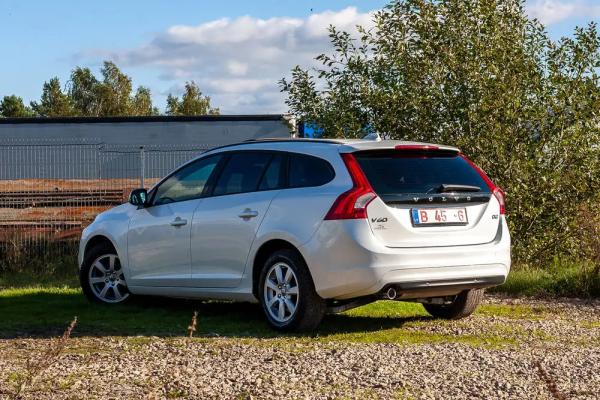 White Volvo V60 2014 in Riga, with an engine capacity of 1.60 L and mileage of 240 thousand km for 8495 €, photo 2 on AUTOMOTO.COM.LV