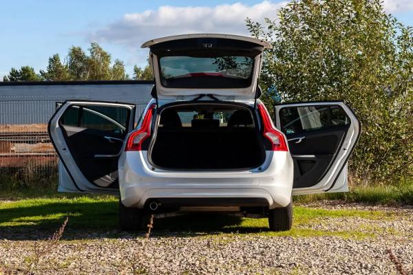 White Volvo V60 2014 in Riga, with an engine capacity of 1.60 L and mileage of 240 thousand km for 8495 €, photo 5 on AUTOMOTO.COM.LV