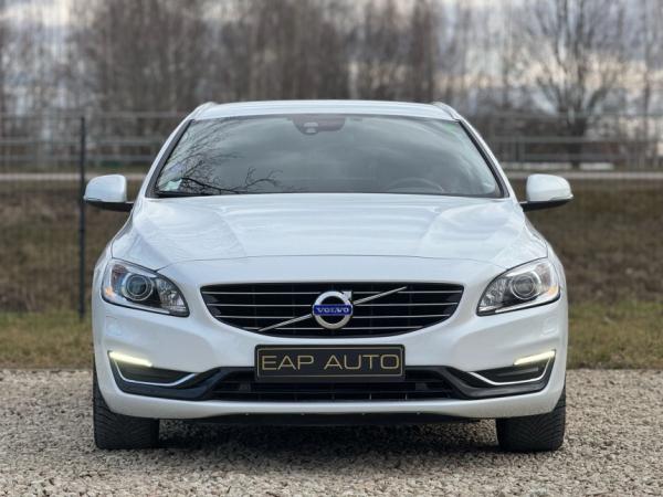 White Volvo V60 2014 in Riga, with an engine capacity of 2.40 L and mileage of 229 thousand km for 9990 €, photo 1 on AUTOMOTO.COM.LV