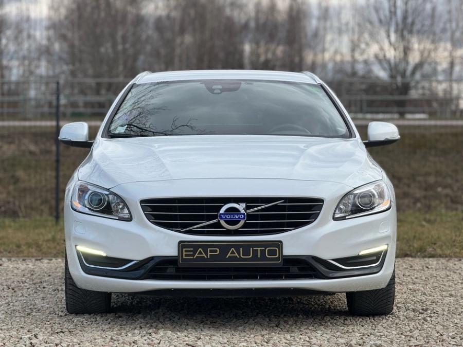 Balts Volvo V60 2014 Rīga, ar dzinēja tilpumu 2.40 L un nobraukumu 229 tūkst. km par 9990 €, foto 1 vietnē AUTOMOTO.COM.LV