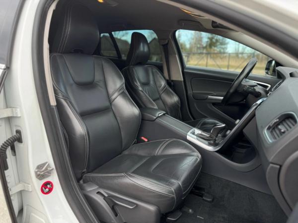 White Volvo V60 2014 in Riga, with an engine capacity of 2.40 L and mileage of 229 thousand km for 9990 €, photo 2 on AUTOMOTO.COM.LV