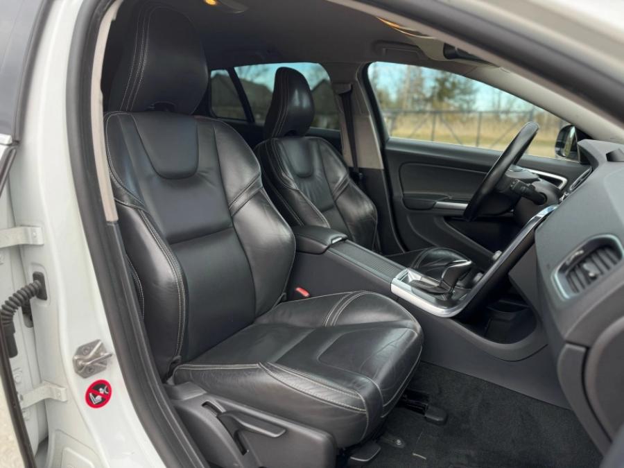 Balts Volvo V60 2014 Rīga, ar dzinēja tilpumu 2.40 L un nobraukumu 229 tūkst. km par 9990 €, foto 3 vietnē AUTOMOTO.COM.LV