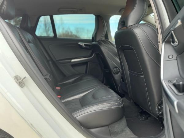 White Volvo V60 2014 in Riga, with an engine capacity of 2.40 L and mileage of 229 thousand km for 9990 €, photo 3 on AUTOMOTO.COM.LV