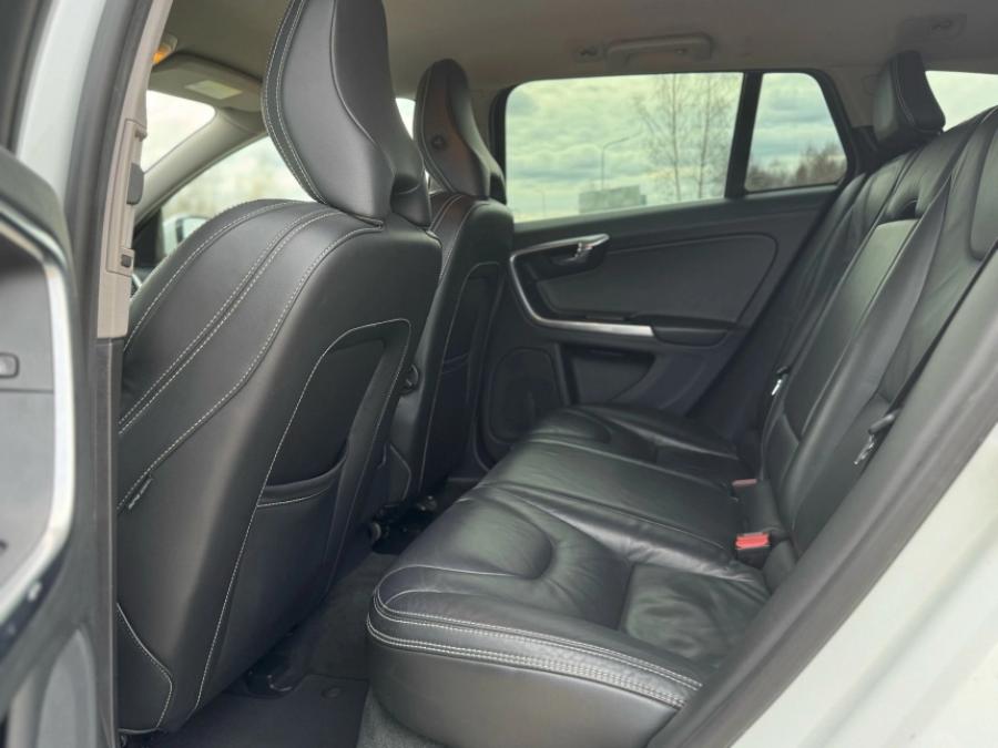 Balts Volvo V60 2014 Rīga, ar dzinēja tilpumu 2.40 L un nobraukumu 229 tūkst. km par 9990 €, foto 5 vietnē AUTOMOTO.COM.LV