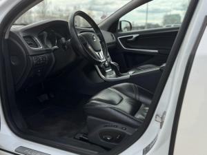 Balts Volvo V60 2014 Rīga, ar dzinēja tilpumu 2.40 L un nobraukumu 229 tūkst. km par 9990 €, foto 17 vietnē AUTOMOTO.COM.LV