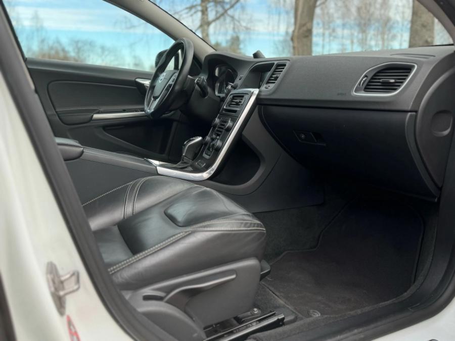 Balts Volvo V60 2014 Rīga, ar dzinēja tilpumu 2.40 L un nobraukumu 229 tūkst. km par 9990 €, foto 18 vietnē AUTOMOTO.COM.LV