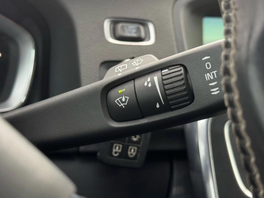 Balts Volvo V60 2014 Rīga, ar dzinēja tilpumu 2.40 L un nobraukumu 229 tūkst. km par 9990 €, foto 19 vietnē AUTOMOTO.COM.LV