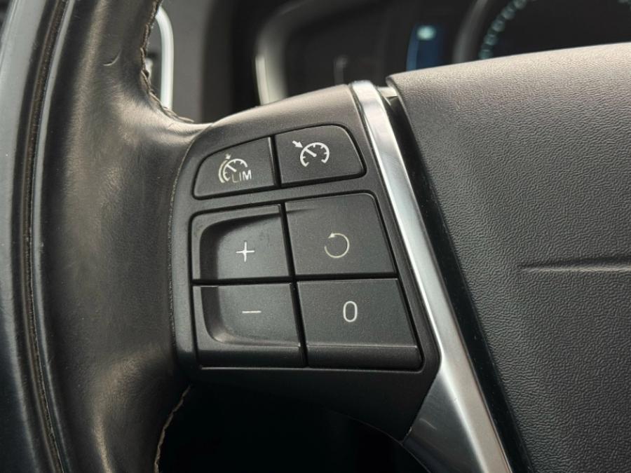 Balts Volvo V60 2014 Rīga, ar dzinēja tilpumu 2.40 L un nobraukumu 229 tūkst. km par 9990 €, foto 21 vietnē AUTOMOTO.COM.LV