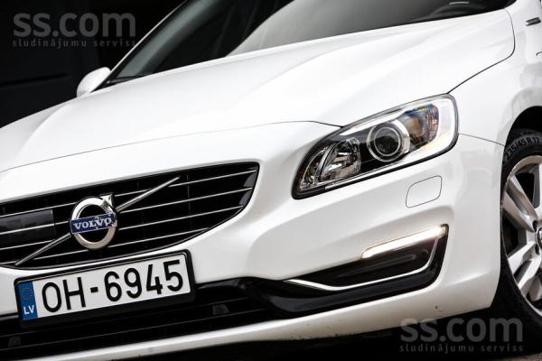 Balts Volvo V60 2014 Jelgava, ar dzinēja tilpumu 2.40 L un nobraukumu 0 tūkst. km par 9190 €, foto 3 vietnē AUTOMOTO.COM.LV