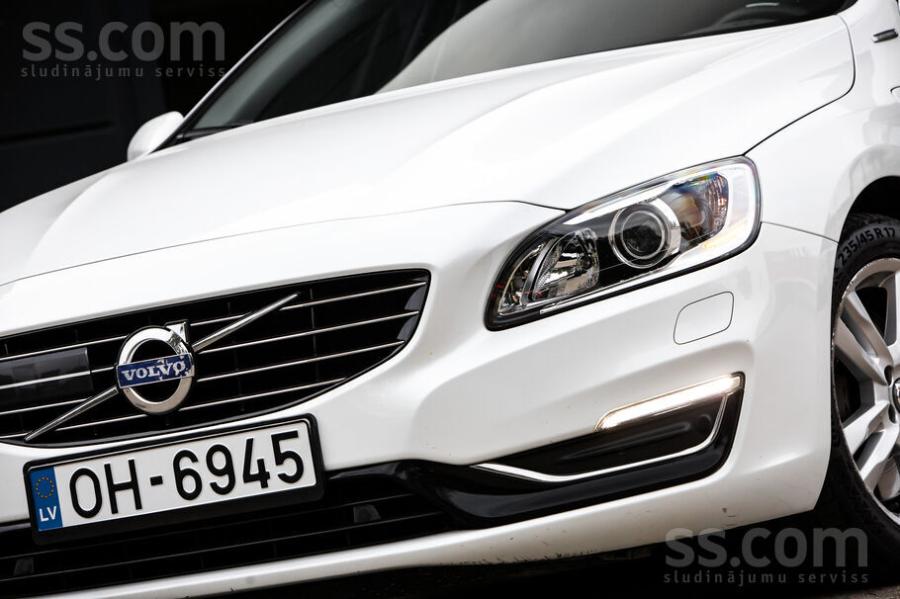 Balts Volvo V60 2014 Jelgava, ar dzinēja tilpumu 2.40 L un nobraukumu 0 tūkst. km par 9190 €, foto 4 vietnē AUTOMOTO.COM.LV