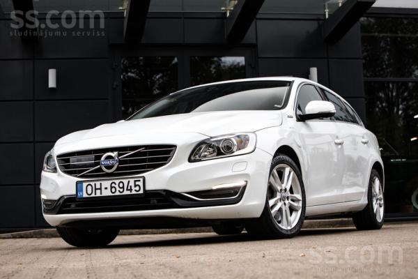 Balts Volvo V60 2014 Jelgava, ar dzinēja tilpumu 2.40 L un nobraukumu 0 tūkst. km par 9190 €, foto 4 vietnē AUTOMOTO.COM.LV