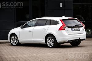 Balts Volvo V60 2014 Jelgava, ar dzinēja tilpumu 2.40 L un nobraukumu 0 tūkst. km par 9190 €, foto 12 vietnē AUTOMOTO.COM.LV