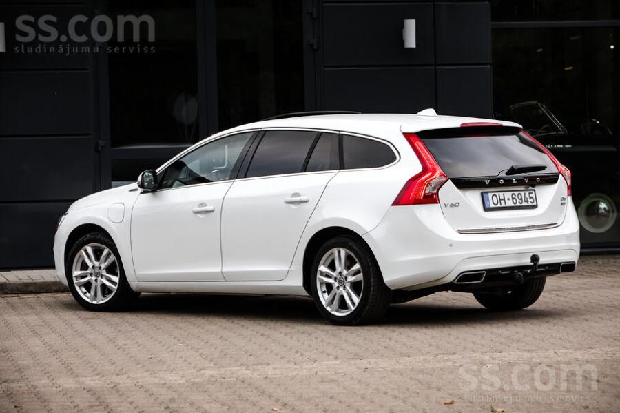 Balts Volvo V60 2014 Jelgava, ar dzinēja tilpumu 2.40 L un nobraukumu 0 tūkst. km par 9190 €, foto 12 vietnē AUTOMOTO.COM.LV