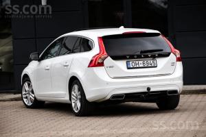 Balts Volvo V60 2014 Jelgava, ar dzinēja tilpumu 2.40 L un nobraukumu 0 tūkst. km par 9190 €, foto 13 vietnē AUTOMOTO.COM.LV
