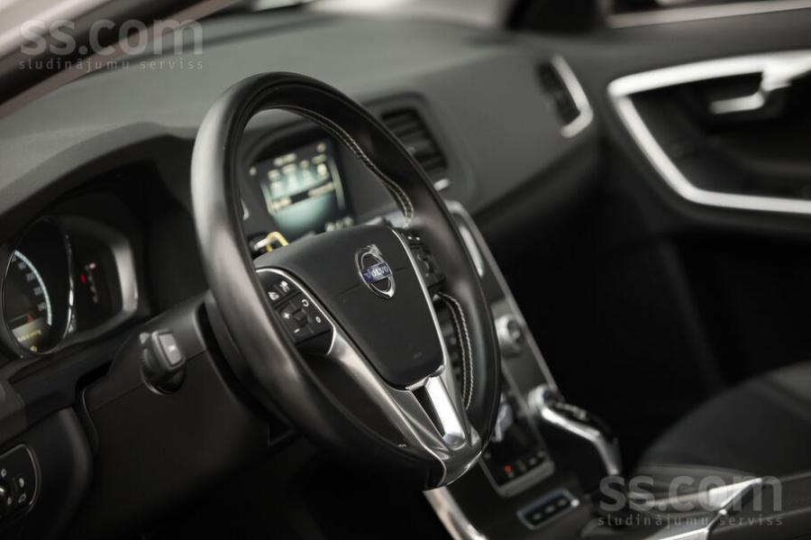 Balts Volvo V60 2014 Jelgava, ar dzinēja tilpumu 2.40 L un nobraukumu 0 tūkst. km par 9190 €, foto 22 vietnē AUTOMOTO.COM.LV