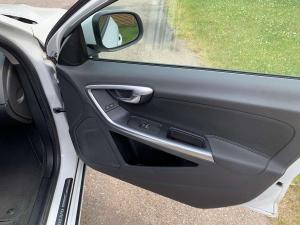 Balts Volvo V60 2014 Ukmergė, ar dzinēja tilpumu 1.56 L un nobraukumu 265 tūkst. km par 5200 €, foto 17 vietnē AUTOMOTO.COM.LV