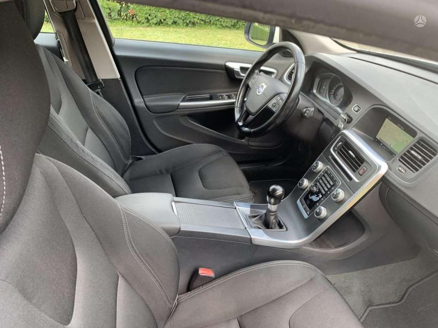 Balts Volvo V60 2014 Ukmergė, ar dzinēja tilpumu 1.56 L un nobraukumu 265 tūkst. km par 5200 €, foto 18 vietnē AUTOMOTO.COM.LV