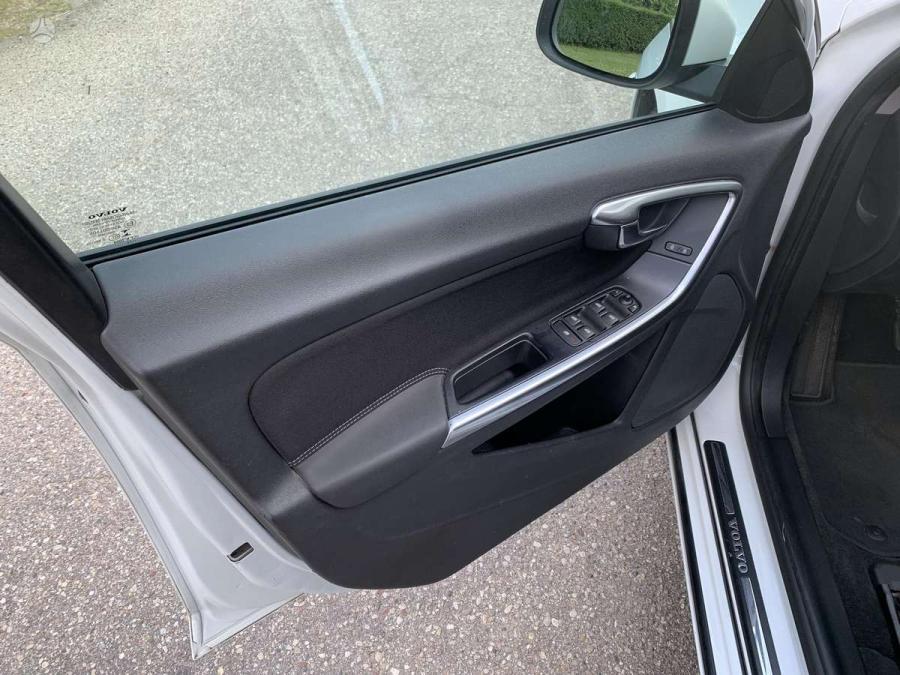 Balts Volvo V60 2014 Ukmergė, ar dzinēja tilpumu 1.56 L un nobraukumu 265 tūkst. km par 5200 €, foto 20 vietnē AUTOMOTO.COM.LV