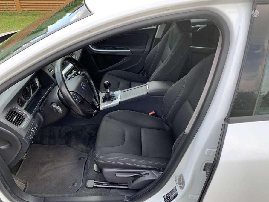 Balts Volvo V60 2014 Ukmergė, ar dzinēja tilpumu 1.56 L un nobraukumu 265 tūkst. km par 5200 €, foto 21 vietnē AUTOMOTO.COM.LV