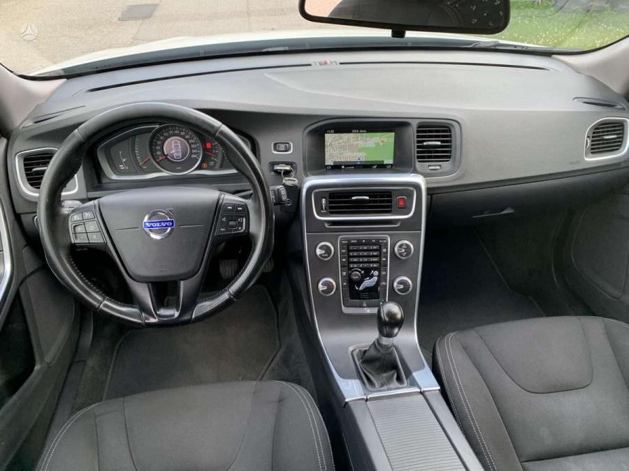 Balts Volvo V60 2014 Ukmergė, ar dzinēja tilpumu 1.56 L un nobraukumu 265 tūkst. km par 5200 €, foto 23 vietnē AUTOMOTO.COM.LV