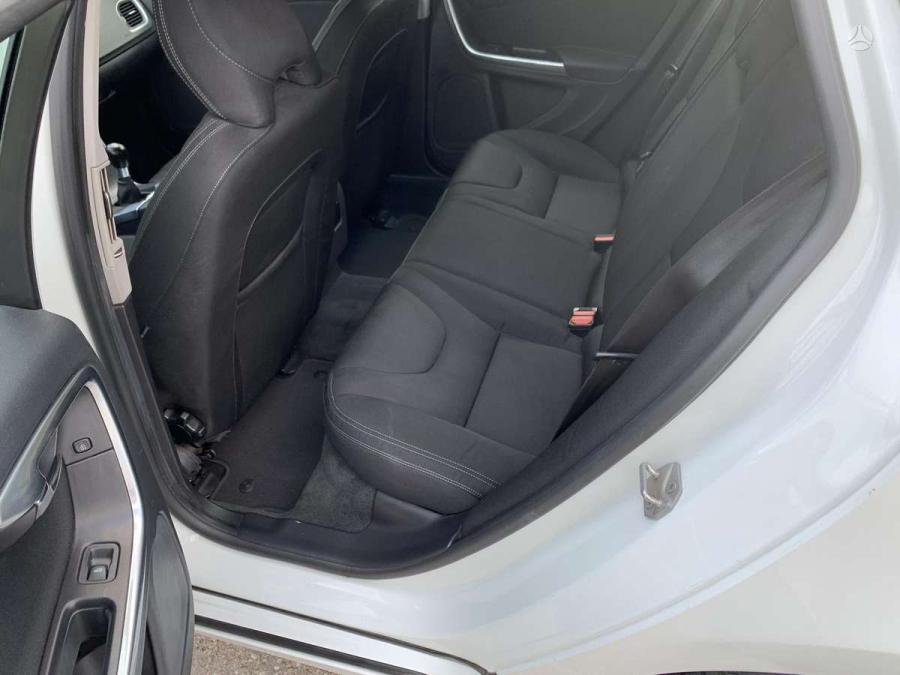 Balts Volvo V60 2014 Ukmergė, ar dzinēja tilpumu 1.56 L un nobraukumu 265 tūkst. km par 5200 €, foto 28 vietnē AUTOMOTO.COM.LV