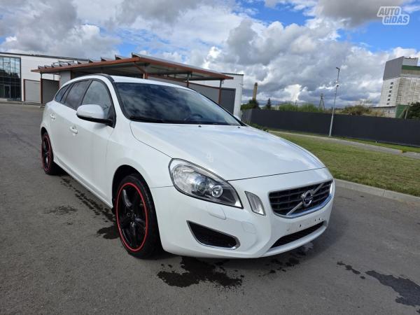 White Volvo V60 2014 in Kretinga, with an engine capacity of 2.00 L and mileage of 224 thousand km for 4500 €, photo 2 on AUTOMOTO.COM.LV
