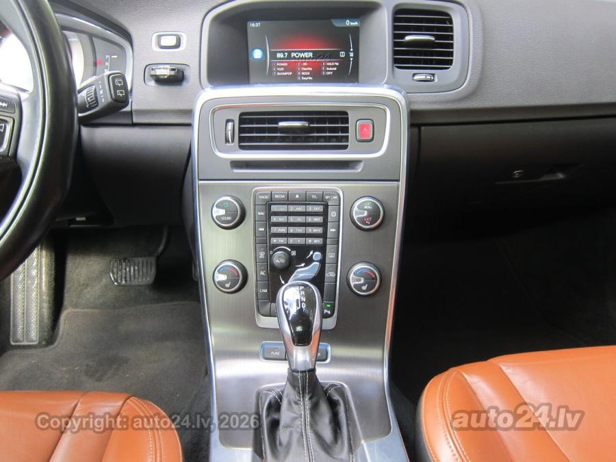 Balts Volvo V60 2014 Tartu, ar dzinēja tilpumu 2.40 L un nobraukumu 221 tūkst. km par 8490 €, foto 11 vietnē AUTOMOTO.COM.LV