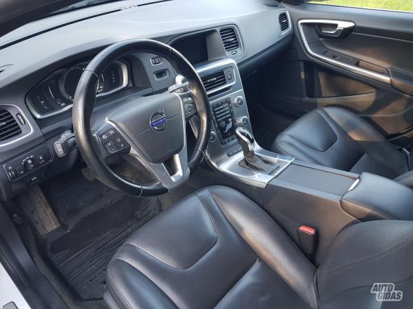 White Volvo V60 2014 in Vilnius, with an engine capacity of 2.40 L and mileage of 259 thousand km for 8750 €, photo 10 on AUTOMOTO.COM.LV