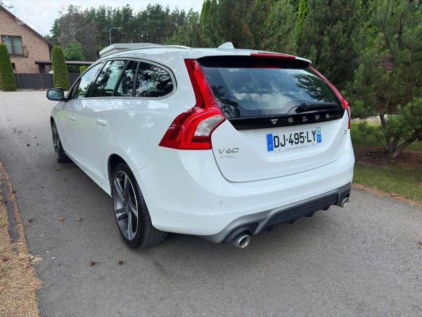White Volvo V60 2014 in Vilnius, with an engine capacity of 1.98 L and mileage of 285 thousand km for 7490 €, photo 4 on AUTOMOTO.COM.LV