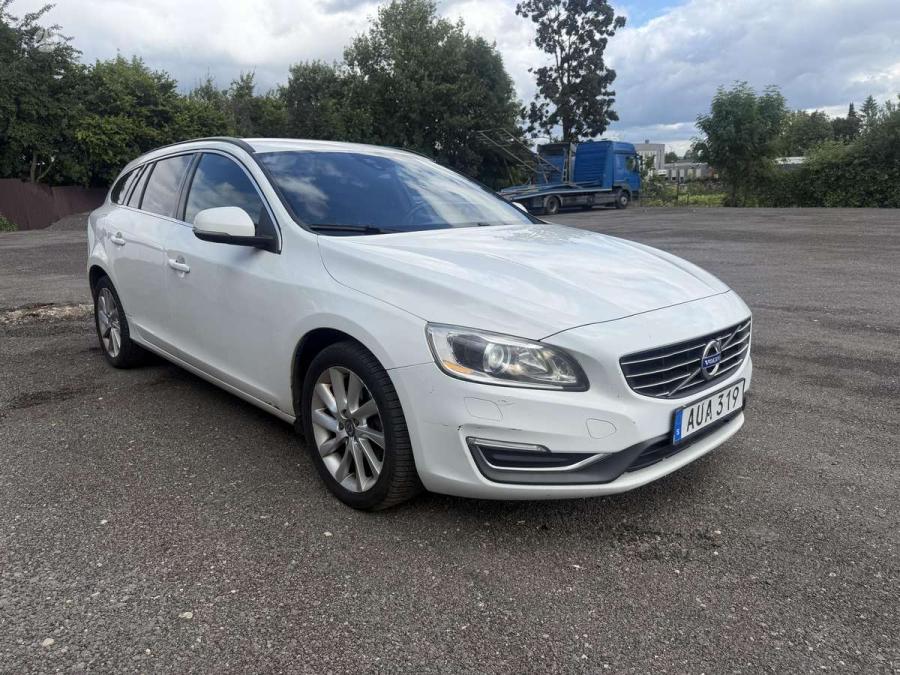 White Volvo V60 2014 in Kaunas, with an engine capacity of 1.56 L and mileage of 319 thousand km for 3450 €, photo 4 on AUTOMOTO.COM.LV