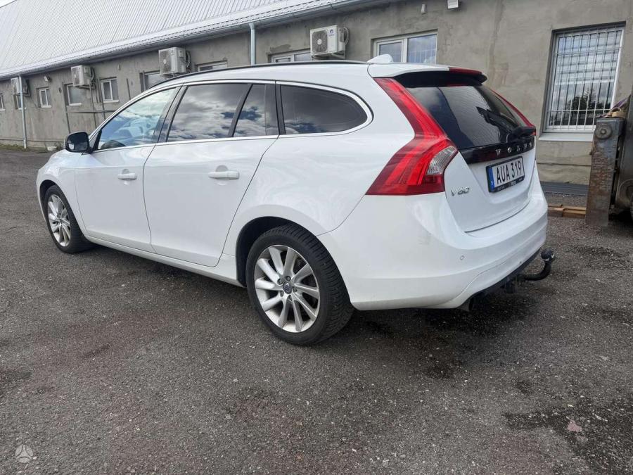 White Volvo V60 2014 in Kaunas, with an engine capacity of 1.56 L and mileage of 319 thousand km for 3450 €, photo 6 on AUTOMOTO.COM.LV