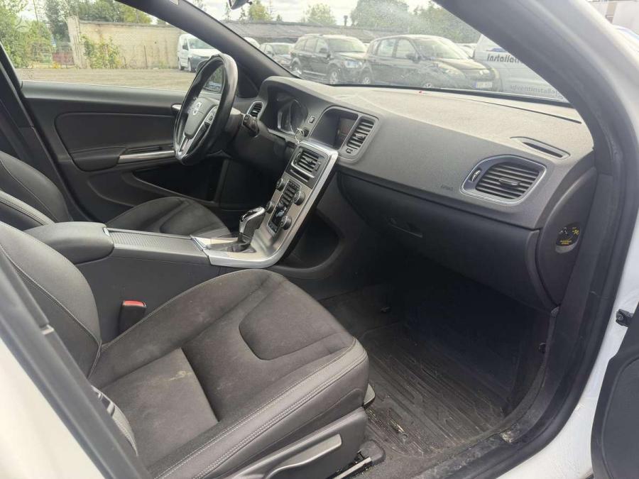 White Volvo V60 2014 in Kaunas, with an engine capacity of 1.56 L and mileage of 319 thousand km for 3450 €, photo 8 on AUTOMOTO.COM.LV