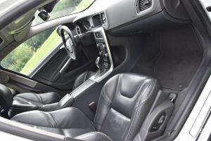 White Volvo V60 2014 in Vilnius, with an engine capacity of 2.40 L and mileage of 268 thousand km for 6500 €, photo 11 on AUTOMOTO.COM.LV