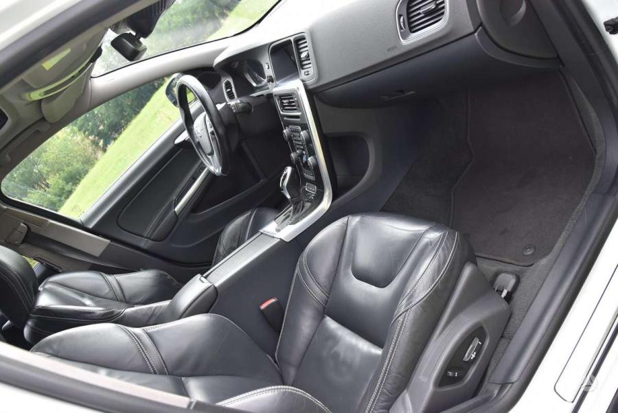 White Volvo V60 2014 in Vilnius, with an engine capacity of 2.40 L and mileage of 268 thousand km for 6500 €, photo 11 on AUTOMOTO.COM.LV