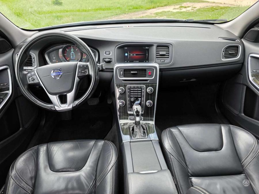 White Volvo V60 2014 in Vilnius, with an engine capacity of 2.40 L and mileage of 268 thousand km for 6500 €, photo 18 on AUTOMOTO.COM.LV