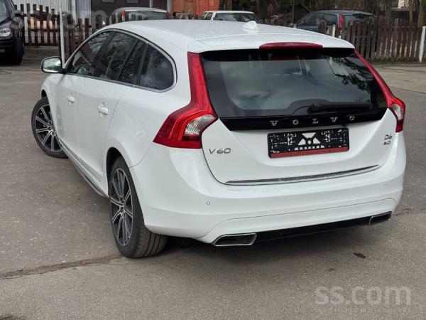 Balts Volvo V60 2014 Rīga, ar dzinēja tilpumu 2.40 L un nobraukumu 97 tūkst. km par 13700 €, foto 3 vietnē AUTOMOTO.COM.LV