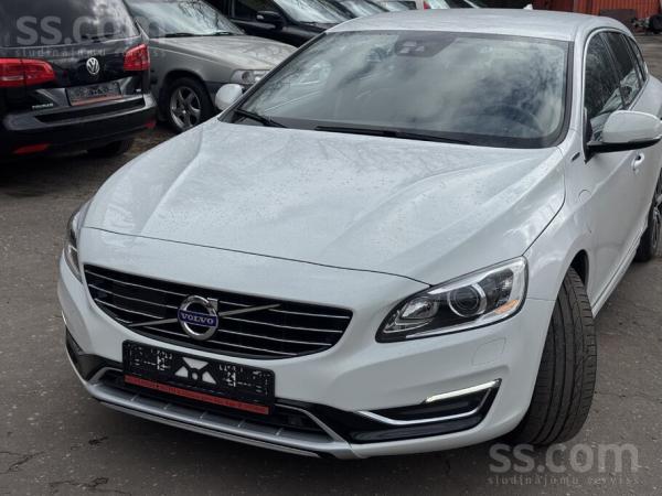 Balts Volvo V60 2014 Rīga, ar dzinēja tilpumu 2.40 L un nobraukumu 97 tūkst. km par 13700 €, foto 6 vietnē AUTOMOTO.COM.LV